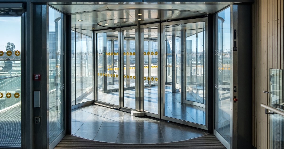 7 Ways an Air Curtain Benefits Commercial Buildings | Go Doors